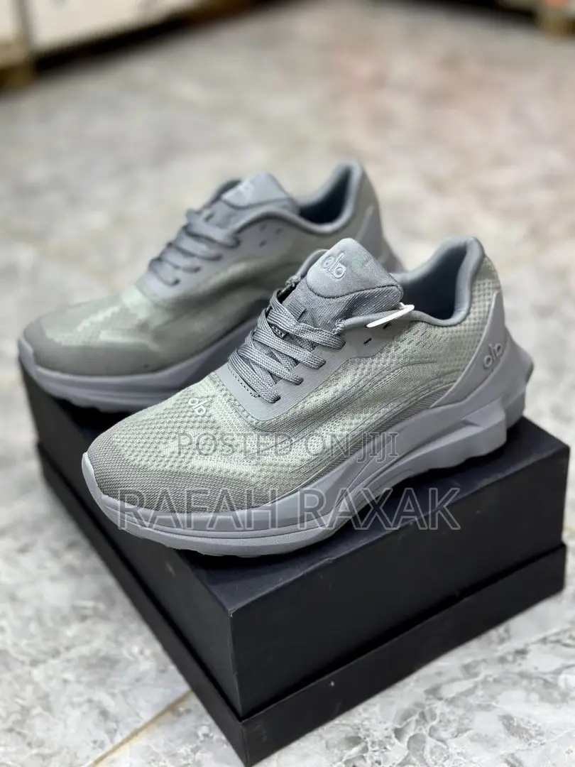 Original Grey Mesh Men’S Alo Yoga Alo Runner Sneakers in Central ...