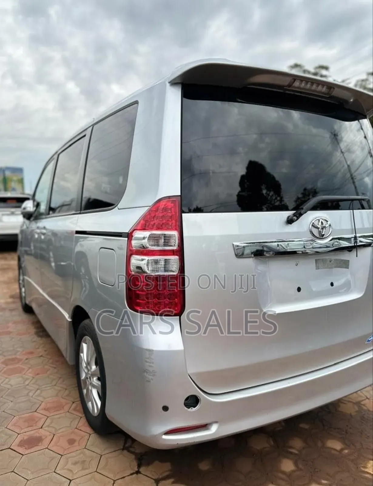 Toyota Noah 2.0 143hp FWD (8 Seater) 2013 Silver in Nakawa - Cars ...